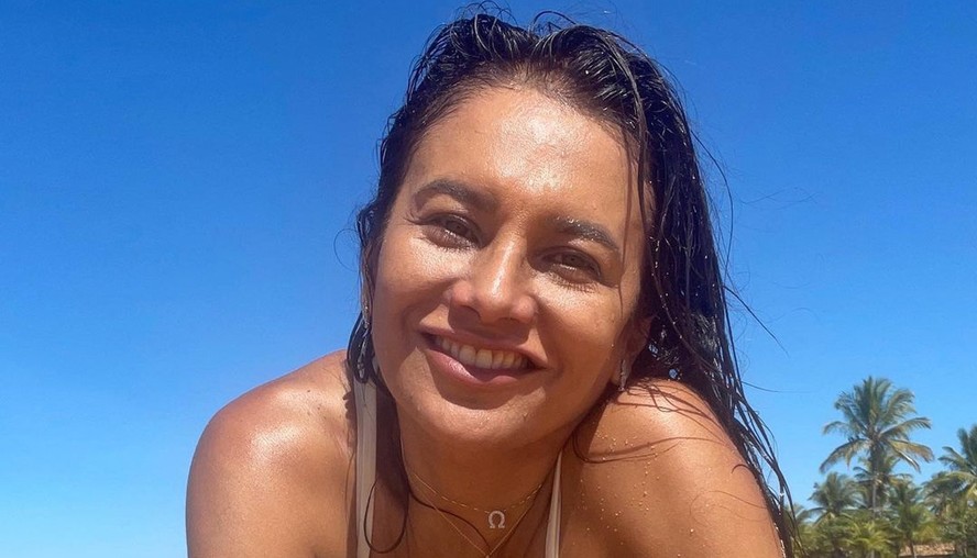 Dira Paes aproveita dia de sol na Bahia, e posa de biquíni com amigas; fotos
