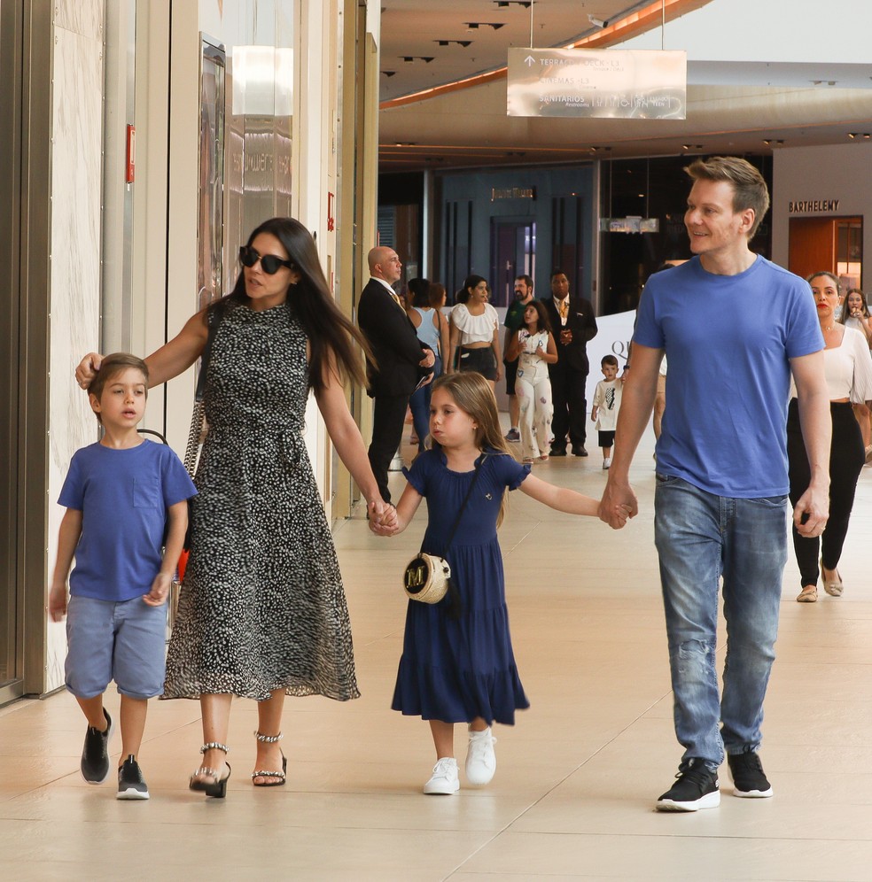 Michel Teló e Thais Fersoza passeiam com os filhos, Melinda e Teodoro