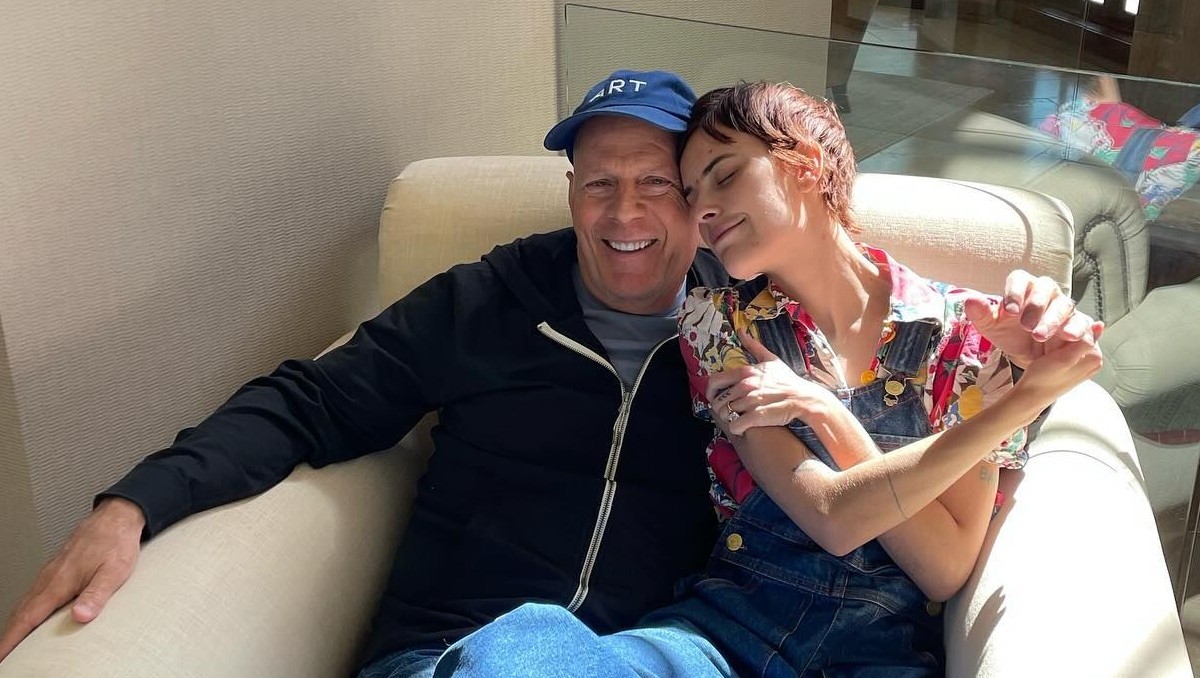 Filha ganha colo de Bruce Willis, diagnosticado com demência