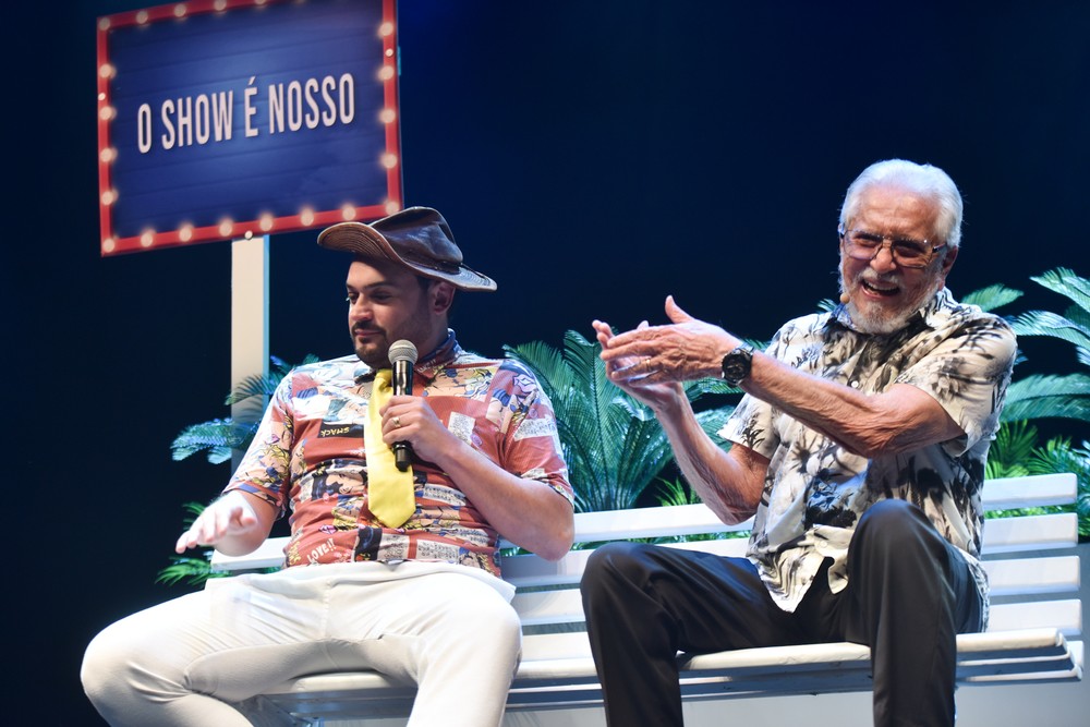 Aos 86 anos, Carlos Alberto de Nóbrega faz show de humor com Matheus Ceará
