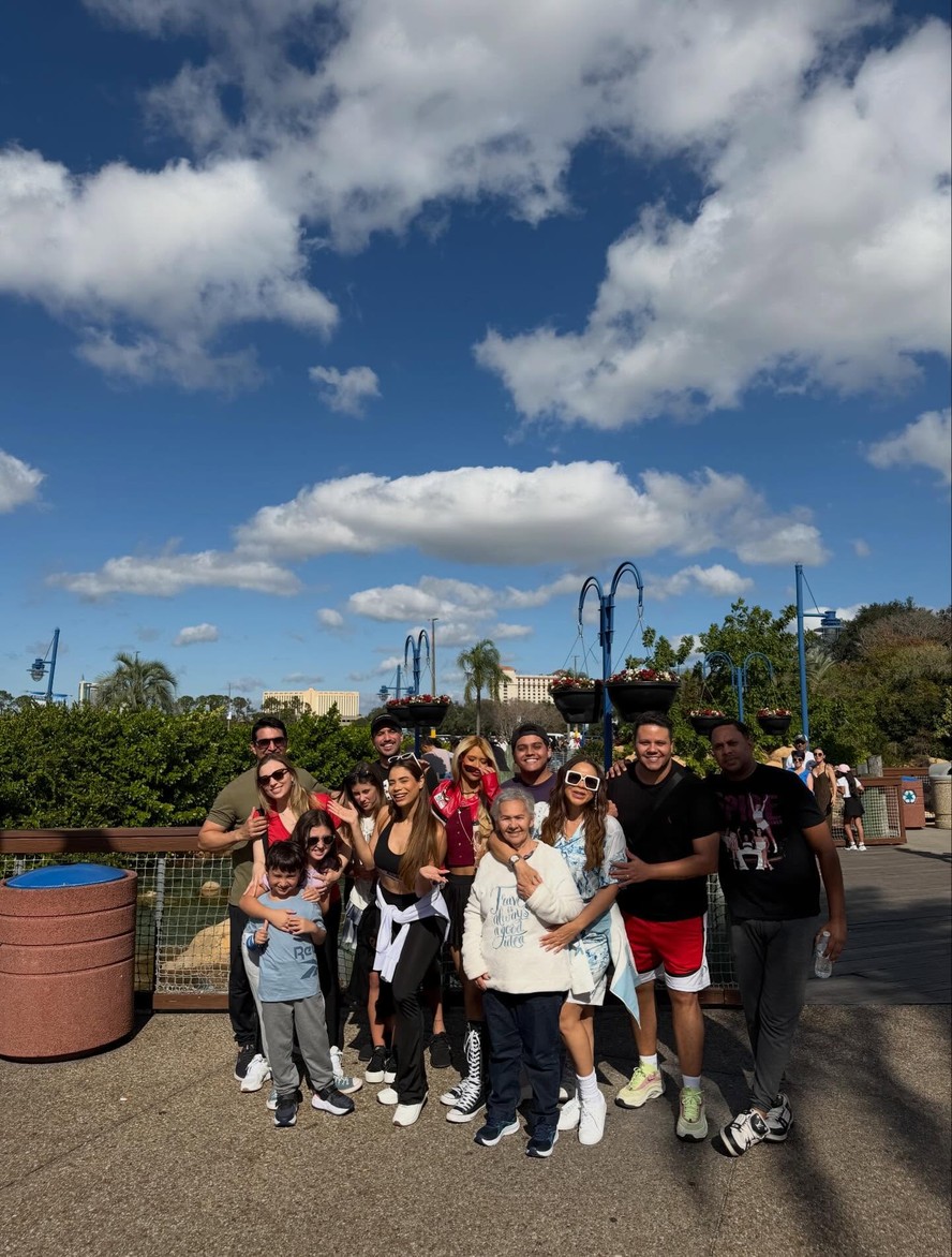 Lexa cumpre promessa feita no parto e se emociona em viagem a Orlando