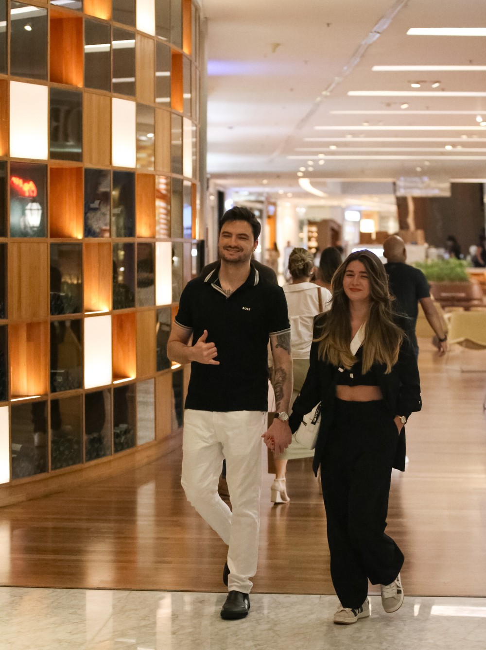 Felipe Neto passeia de mãos dadas com namorada por shopping no Rio
