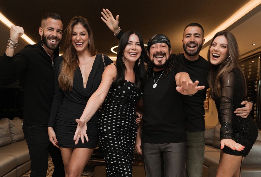 Bell Marques comemora os 72 anos em festa com a esposa, filhos e noras