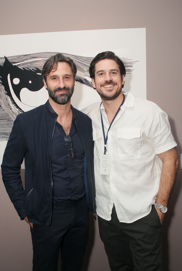 Em SP, Marco Pigossi e namorado fazem aparição raríssima em festival LGBT