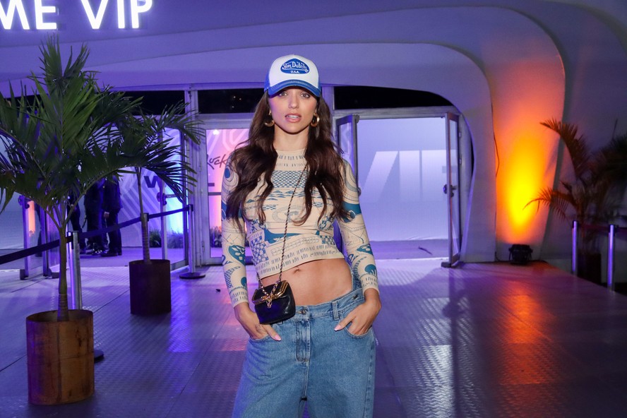 Rafa Kalimann exibe barriga de fora no último dia do Rock in Rio