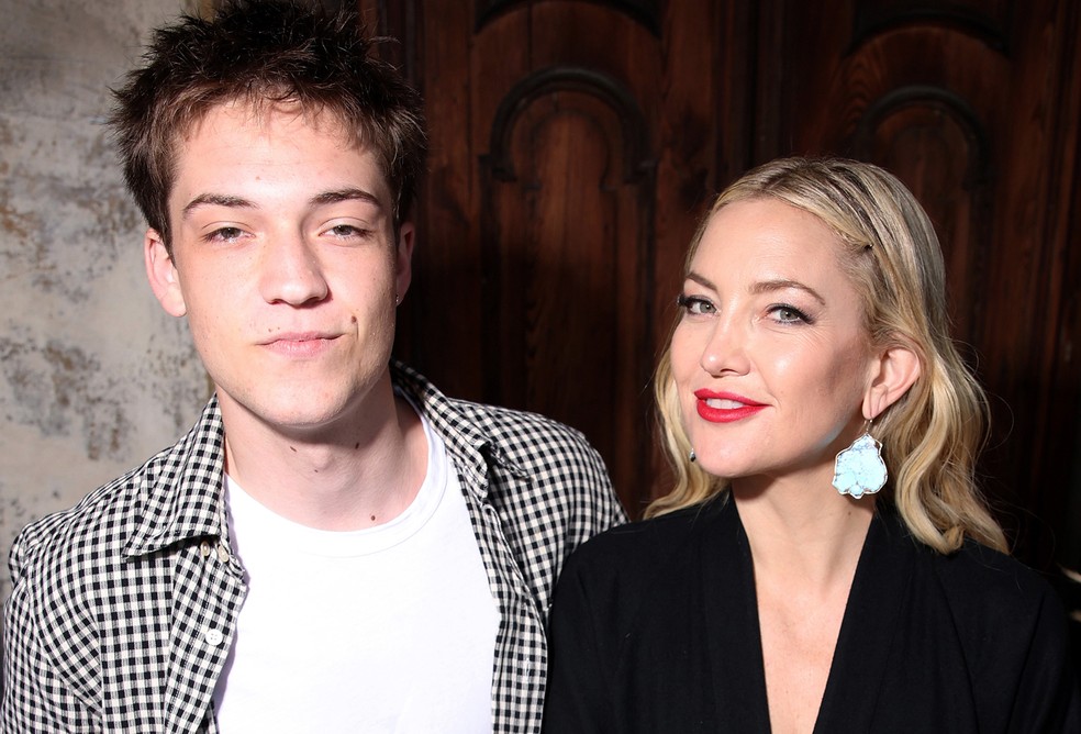 Irmãos? Kate Hudson vai com o filho de 20 anos a evento de moda