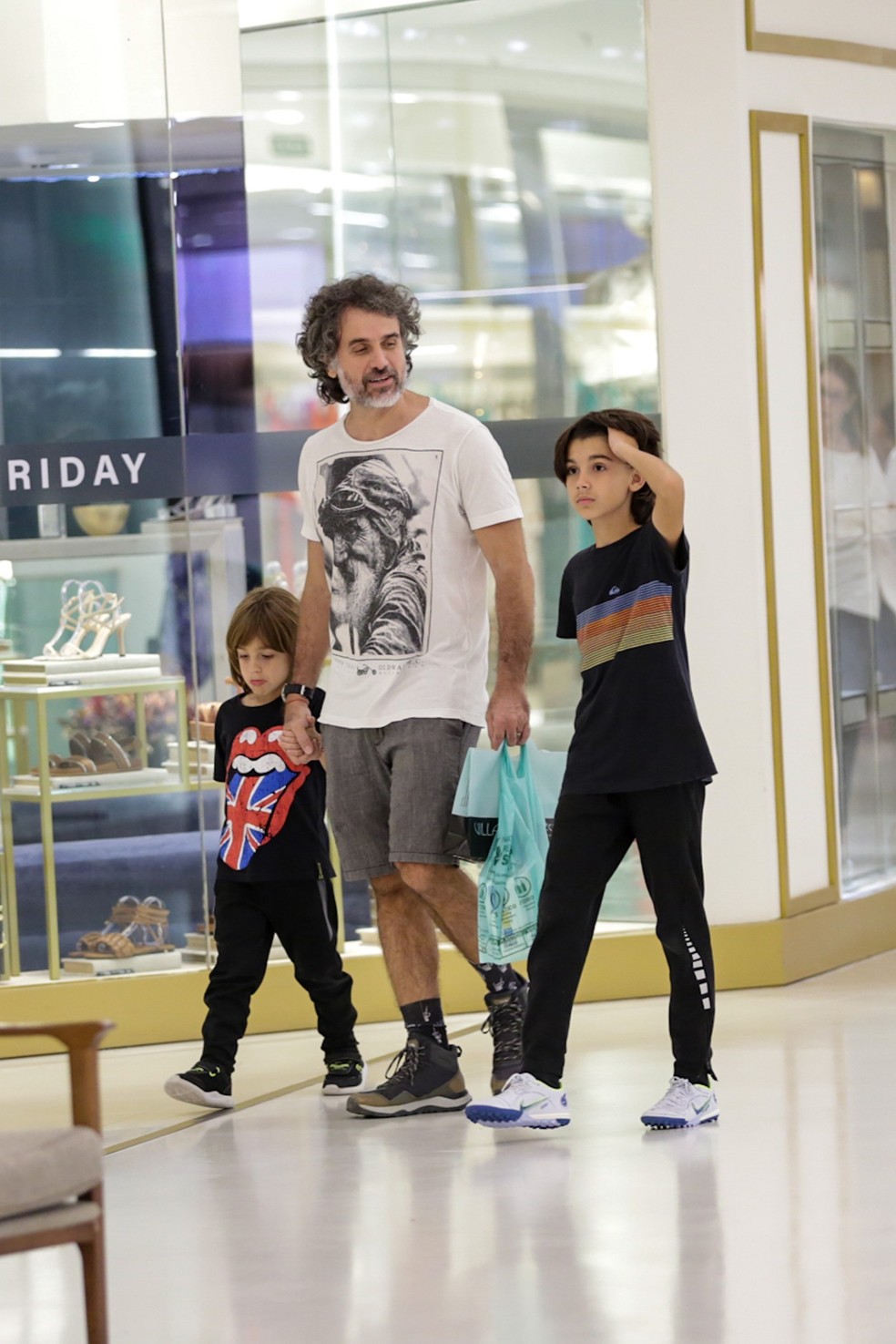 Eriberto Leão aproveita tarde no shopping na companhia dos filhos