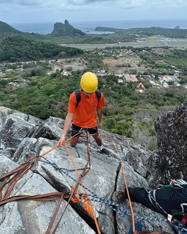 Enzo Celulari abre álbum de viagem à Noronha com a irmã, Sophia