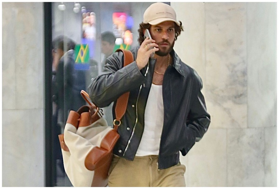 Chay Suede circula estiloso por aeroporto