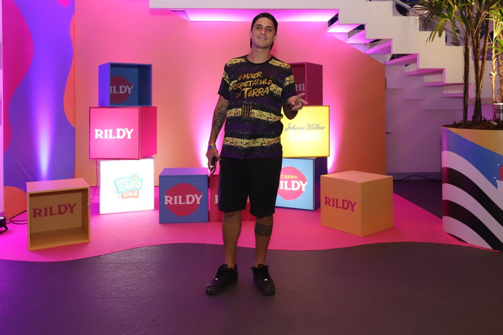 Ex-BBBs Eslo Marques e Lucas Bissoli trocam beijos em festa de Carnaval ...