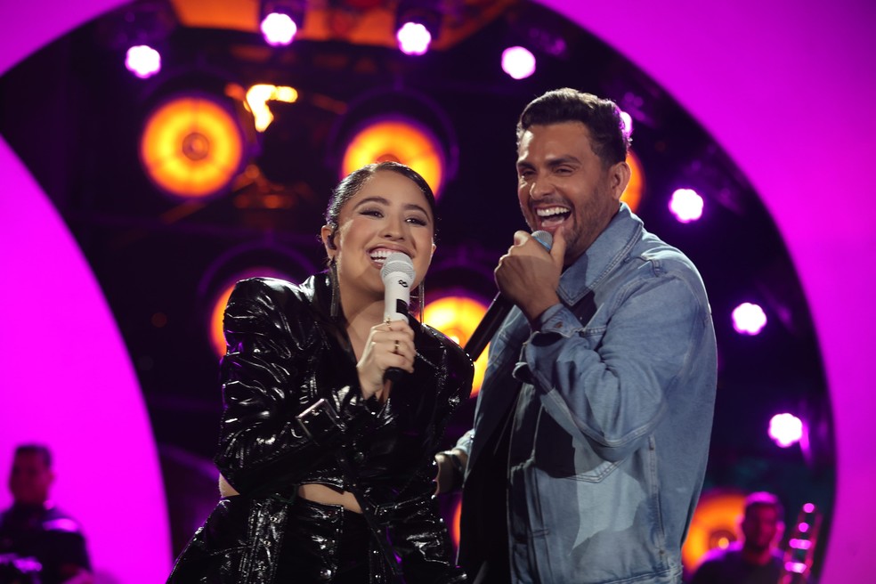 Mano Walter troca beijos com a esposa, Débora Silva, ao gravar novo DVD