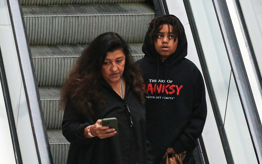 Regina Casé faz compras com o filho em shopping do RJ