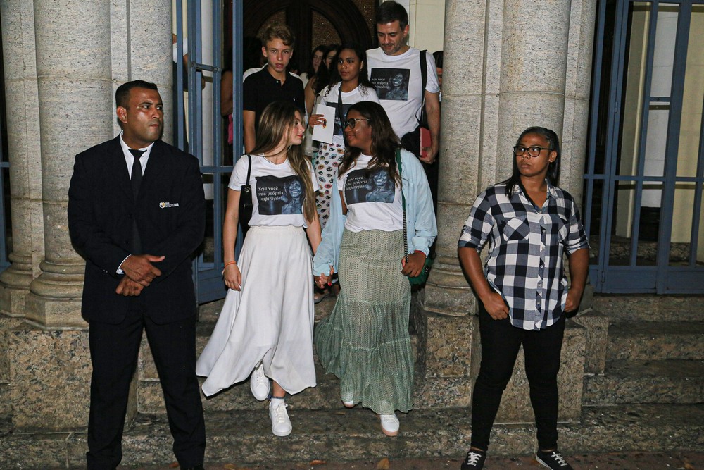 Família, amigos e colegas se despedem de Glória Maria em missa de 7º ...