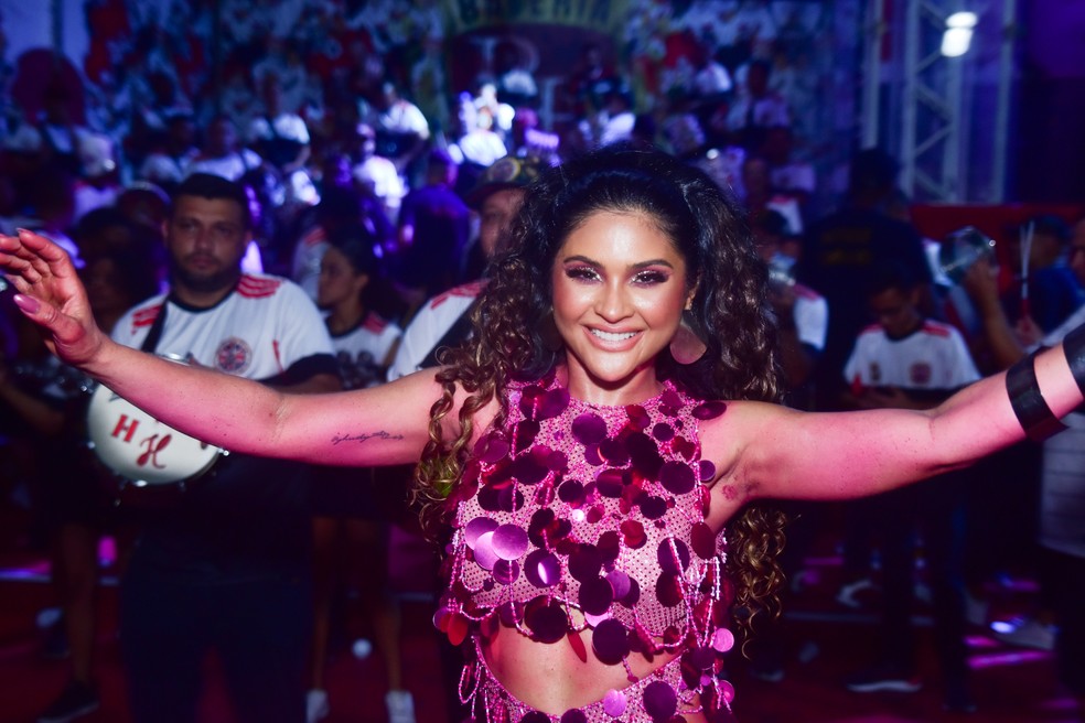 Mileide Mihaile cai no samba em ensaio da Independente Tricolor em São ...