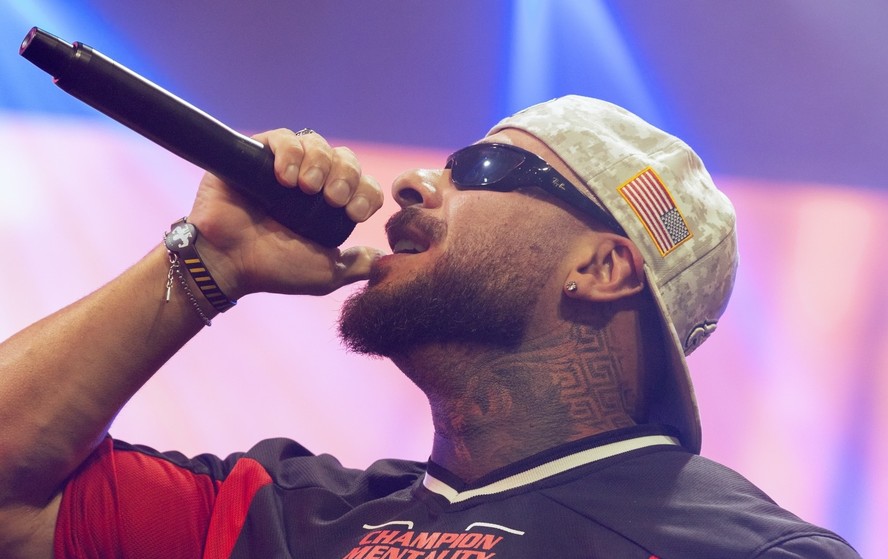 Leo Stronda volta a cantar após 3 anos de hiato e faz show em feira fitness