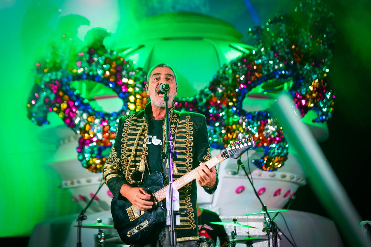 Junno Andrade se veste de 'paquito' e faz show com sua banda no Navio ...