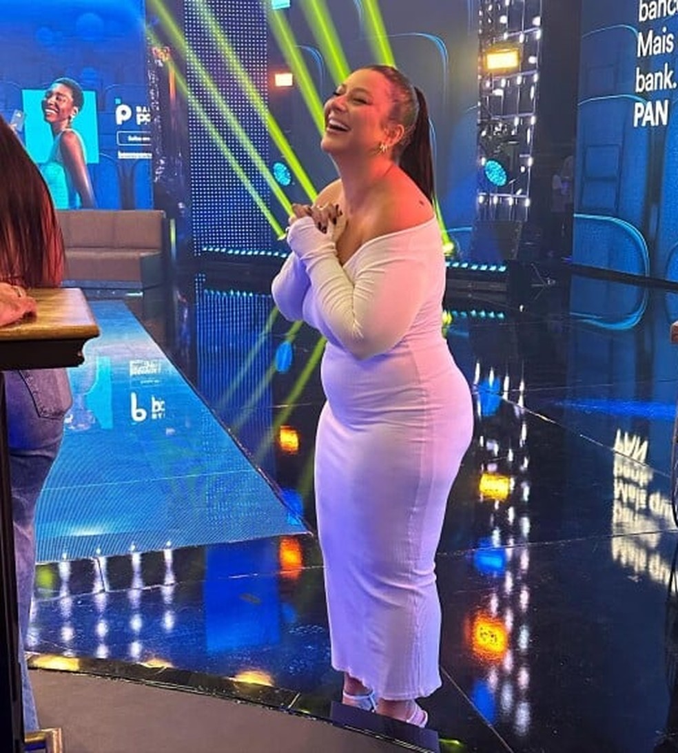 Letticia Munniz dá seu número de telefone a fãs na rua e faz convite ...