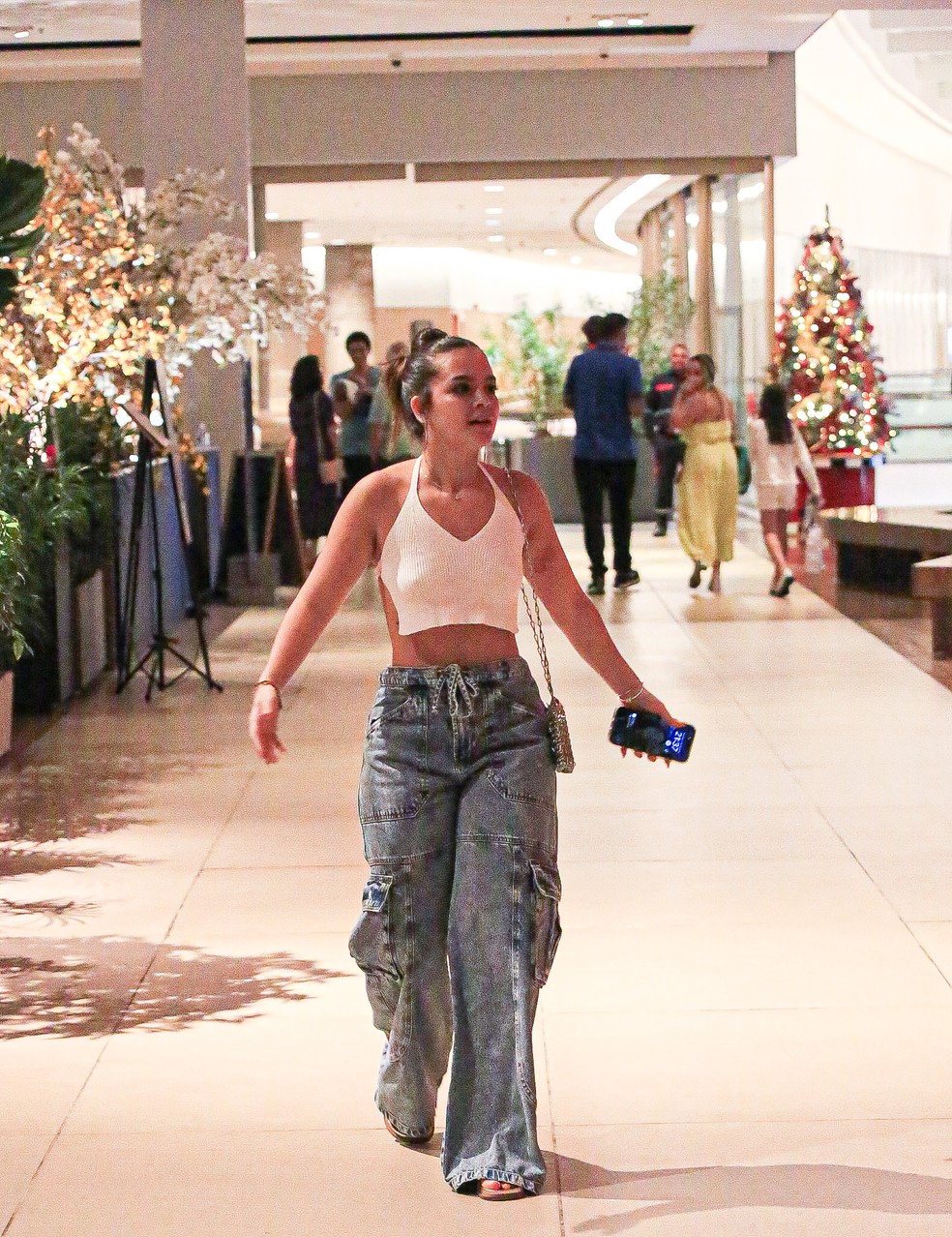 Solteira, Mel Maia usa look de barriguinha de fora para passeio em shopping