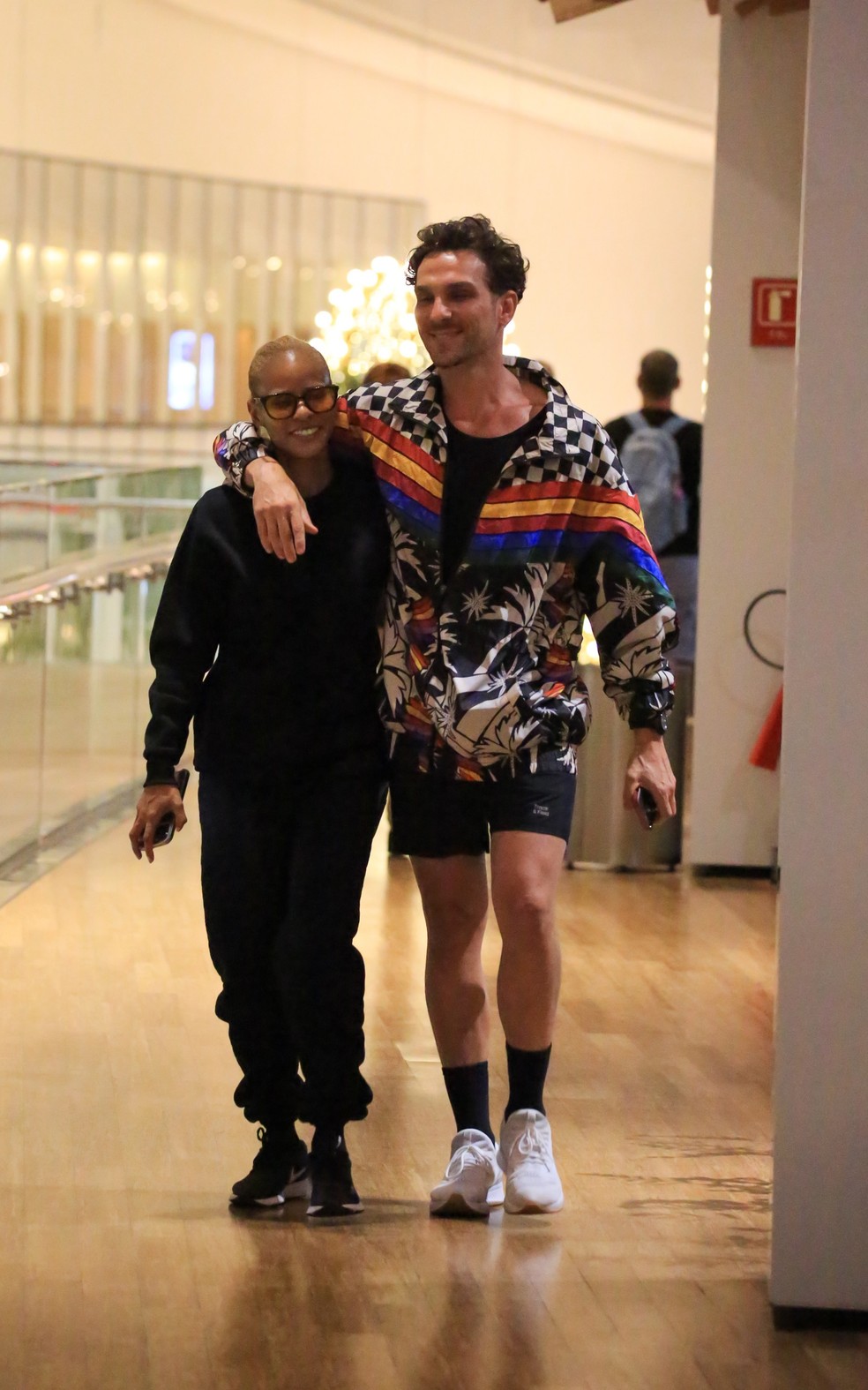 Aline Wirley e Igor Rickli curtem passeio agarradinhos no Rio
