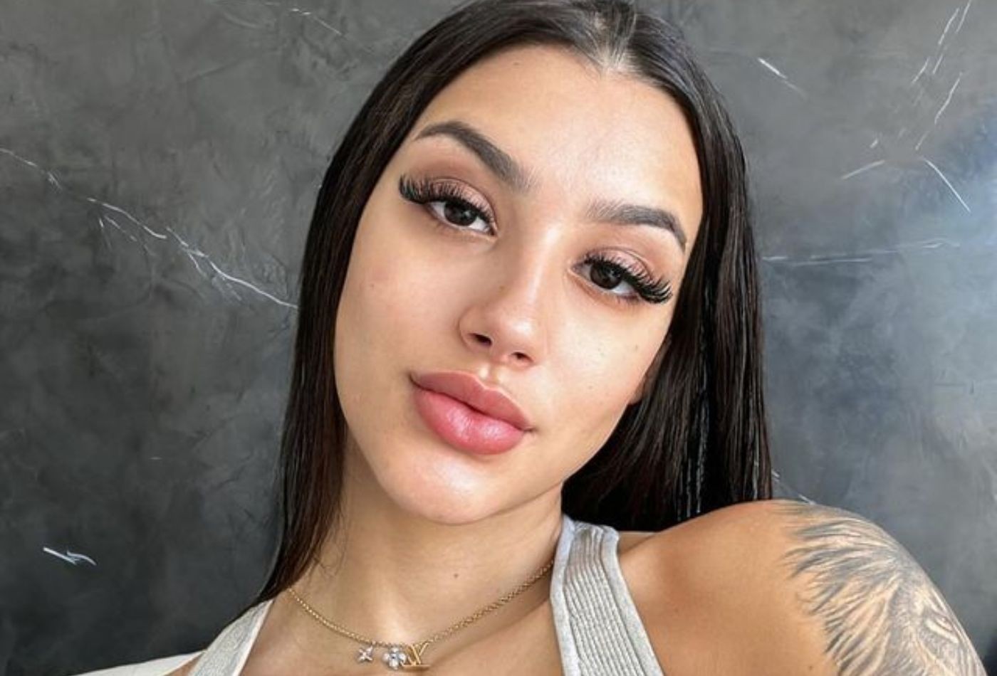 Grávida, Bia Miranda posa de calcinha e mostra barriga saliente e ...