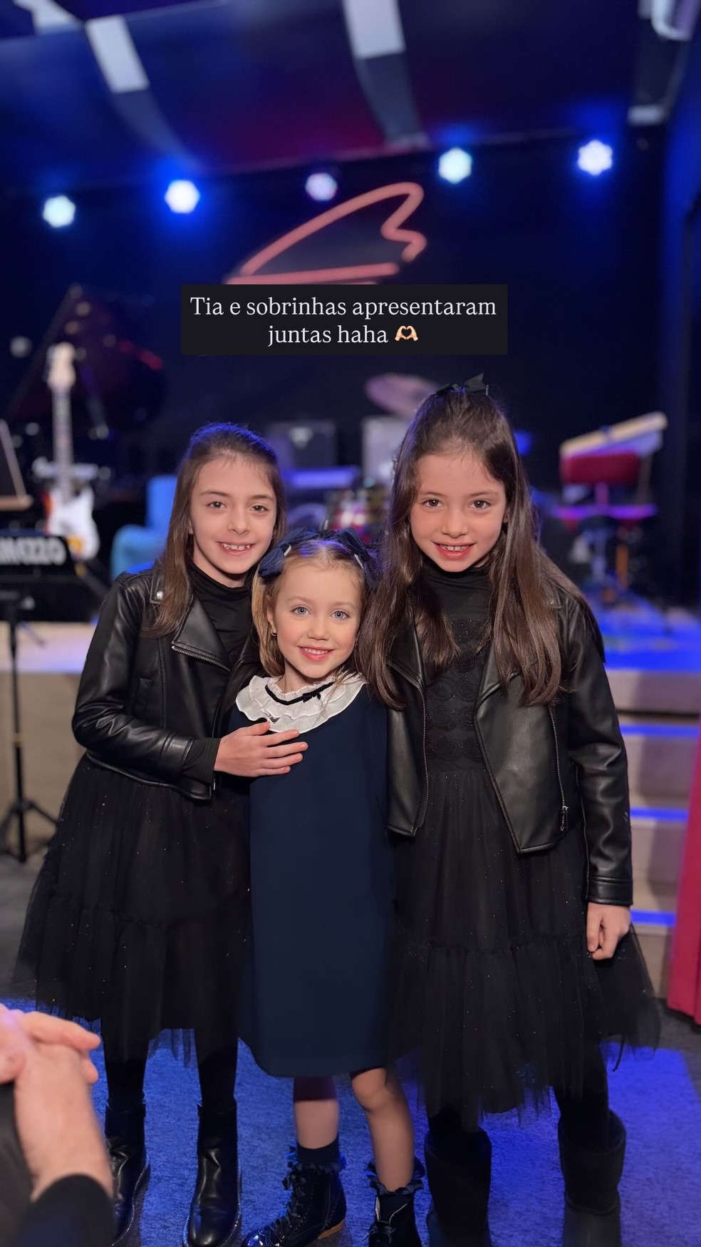 Filhas de Ana Paula Siebert e Fabi Justus se apresentam cantando em ...