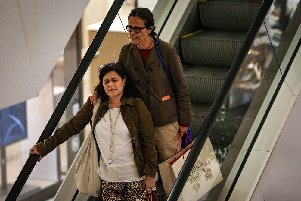 Zélia Duncan passeia abraçada à mulher, Flavia Pedras, em rara aparição ...