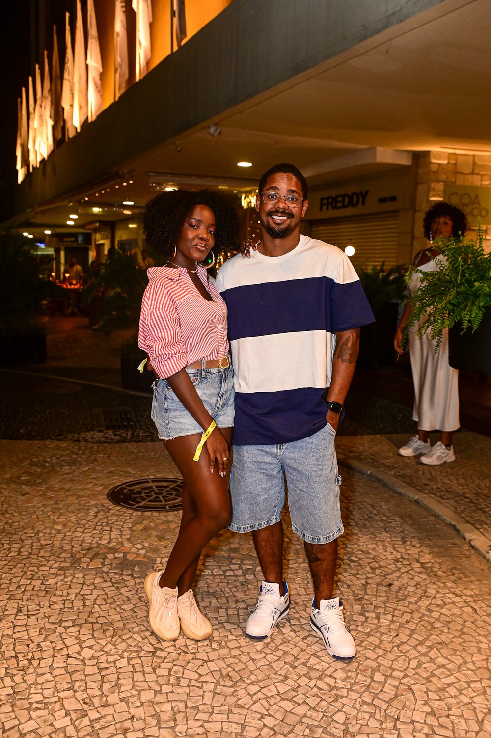Clara Moneke faz aparição pública rara com o namorado em show de Ivete ...