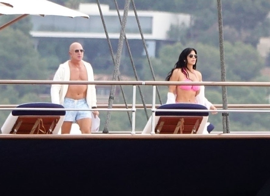 Jeff Bezos é visto pela primeira vez em iate de R$ 2,5 bilhões, o maior do mundo