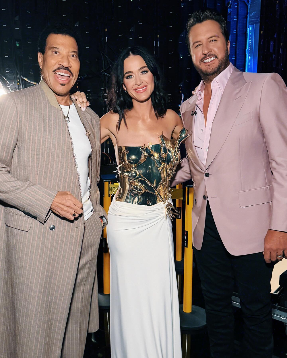 Katy Perry 'voa' e usa saia gigantesca ao se despedir do 'American Idol ...
