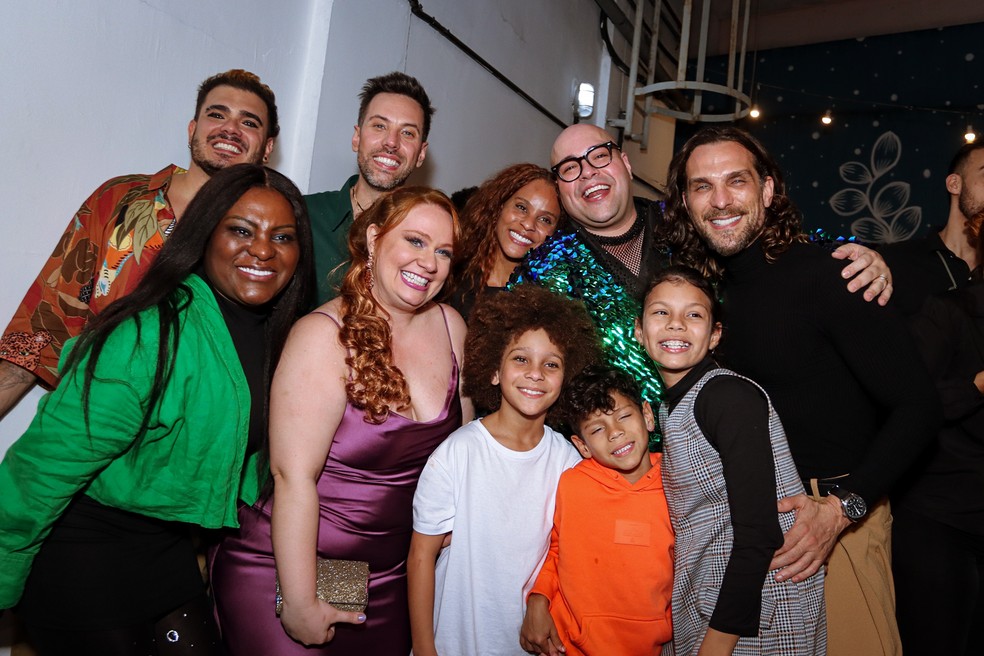 Tiago Abravanel recebe carinho da família em estreia de musical; fotos