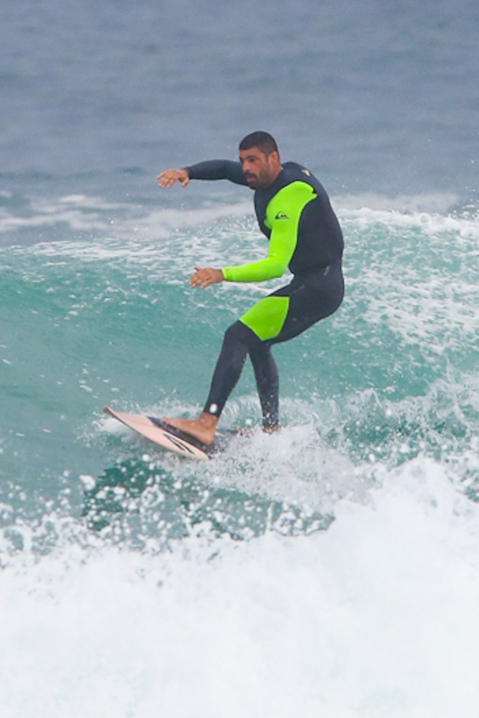 Cauã Reymond se aventura ao praticar surfe tow-in no Rio; fotos
