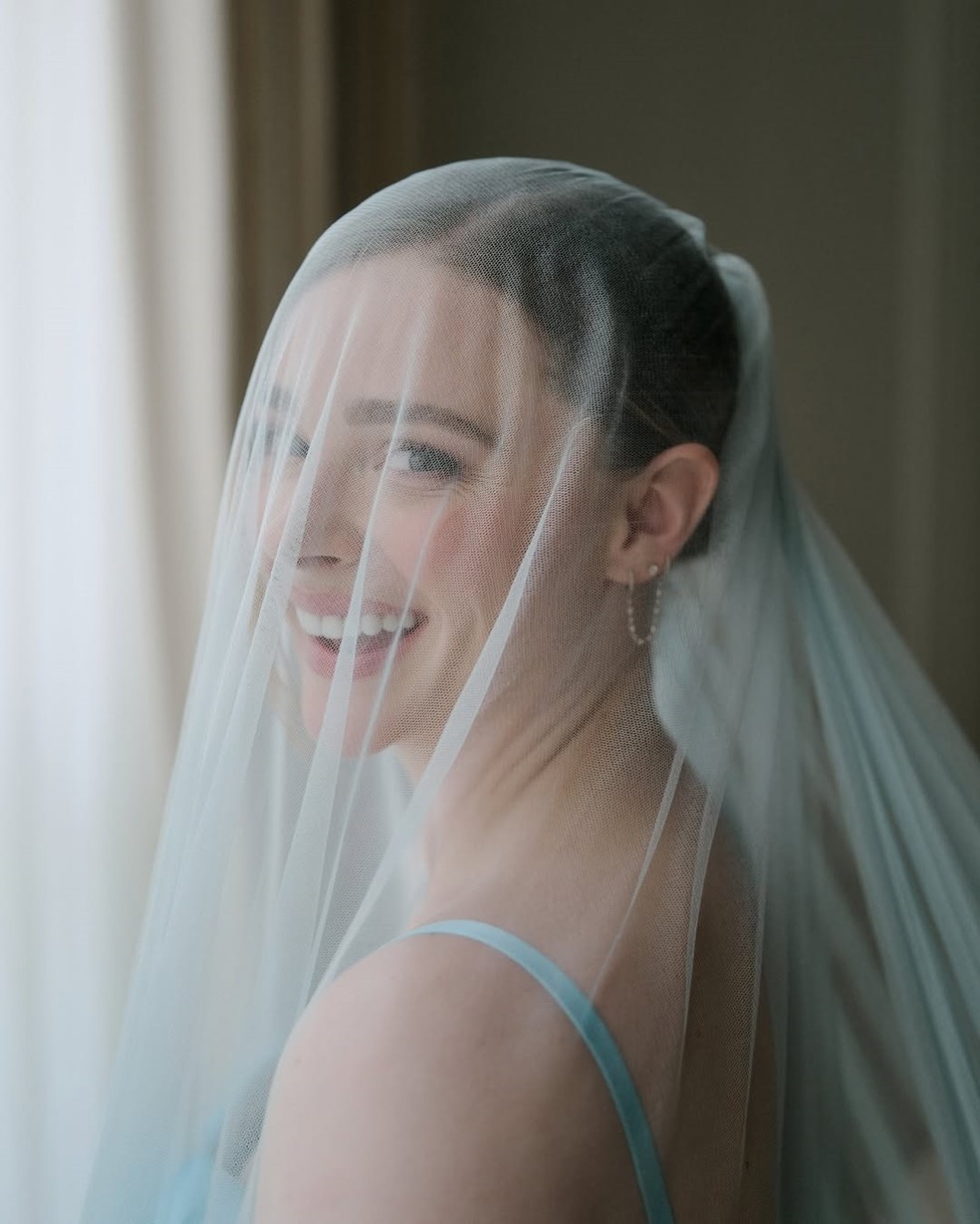 Chloë Grace Moretz, atriz de 'A Família Addams', se casa de azul com modelo Kate Harrison