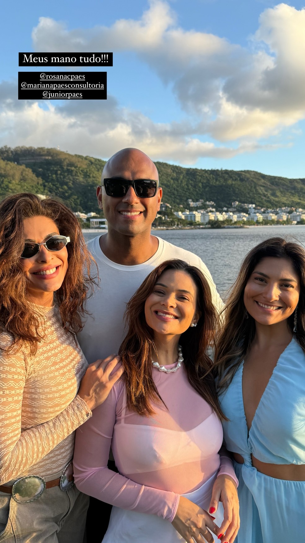 Juliana Paes curte festa em família e posta clique raro com os três irmãos