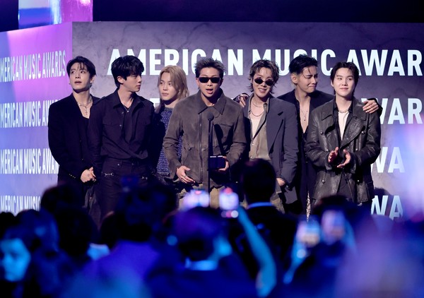 BTS, KATSEYE, TWICE e ‘Guerreiras do K-pop’ são destaques no American ...