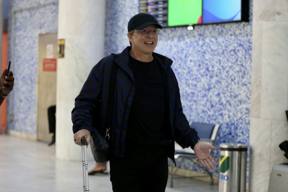 Após anunciar saída da TV Globo, Boninho é fotografado em aeroporto