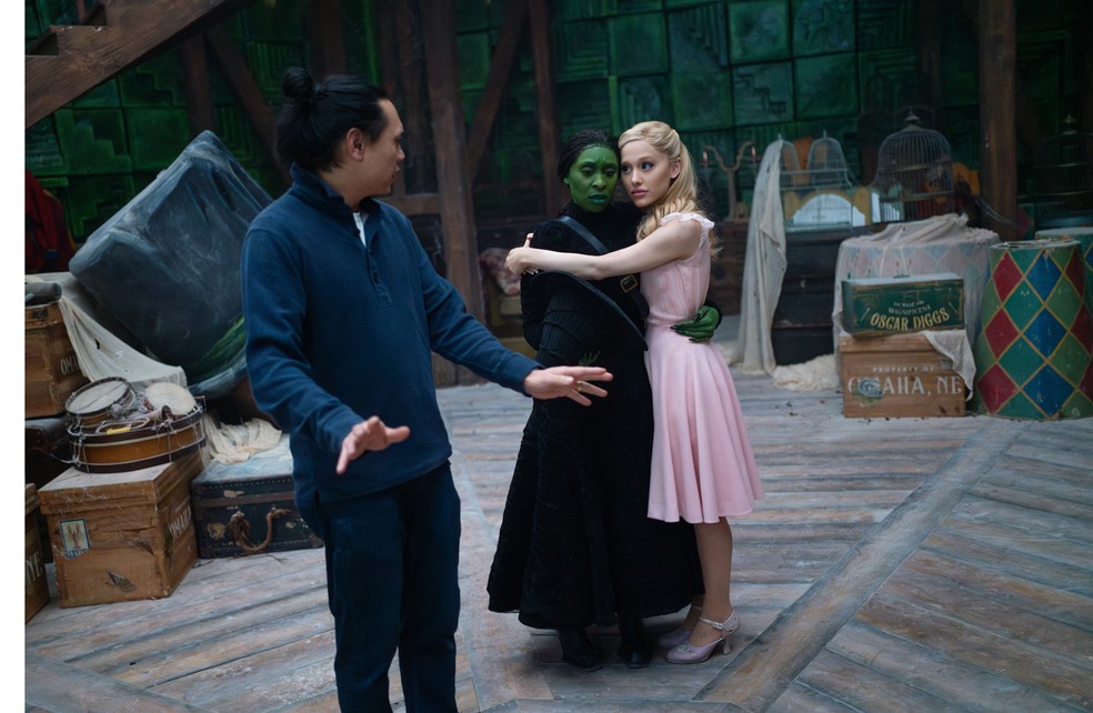 'Wicked': veja fotos oficiais de filme com Ariana Grande e Cynthia Erivo
