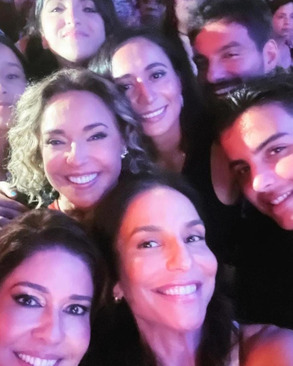 Ivete Sangalo curte show de Gilberto Gil agarradinha com o filho, Marcelo