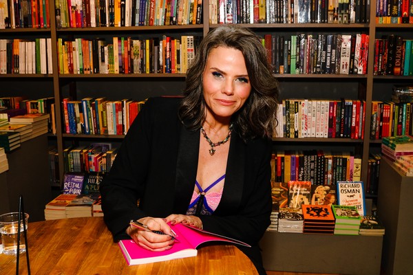 De lingerie à mostra, Maria Cândida lança livro em São Paulo