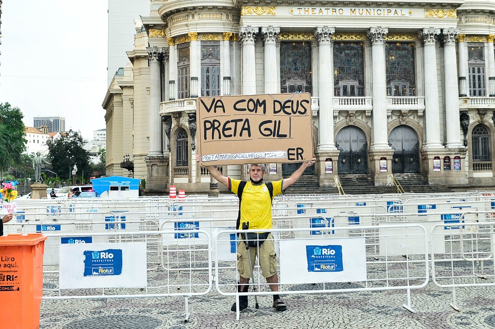 Fãs levam cartazes ao velório de Preta Gil no Theatro Municipal do Rio