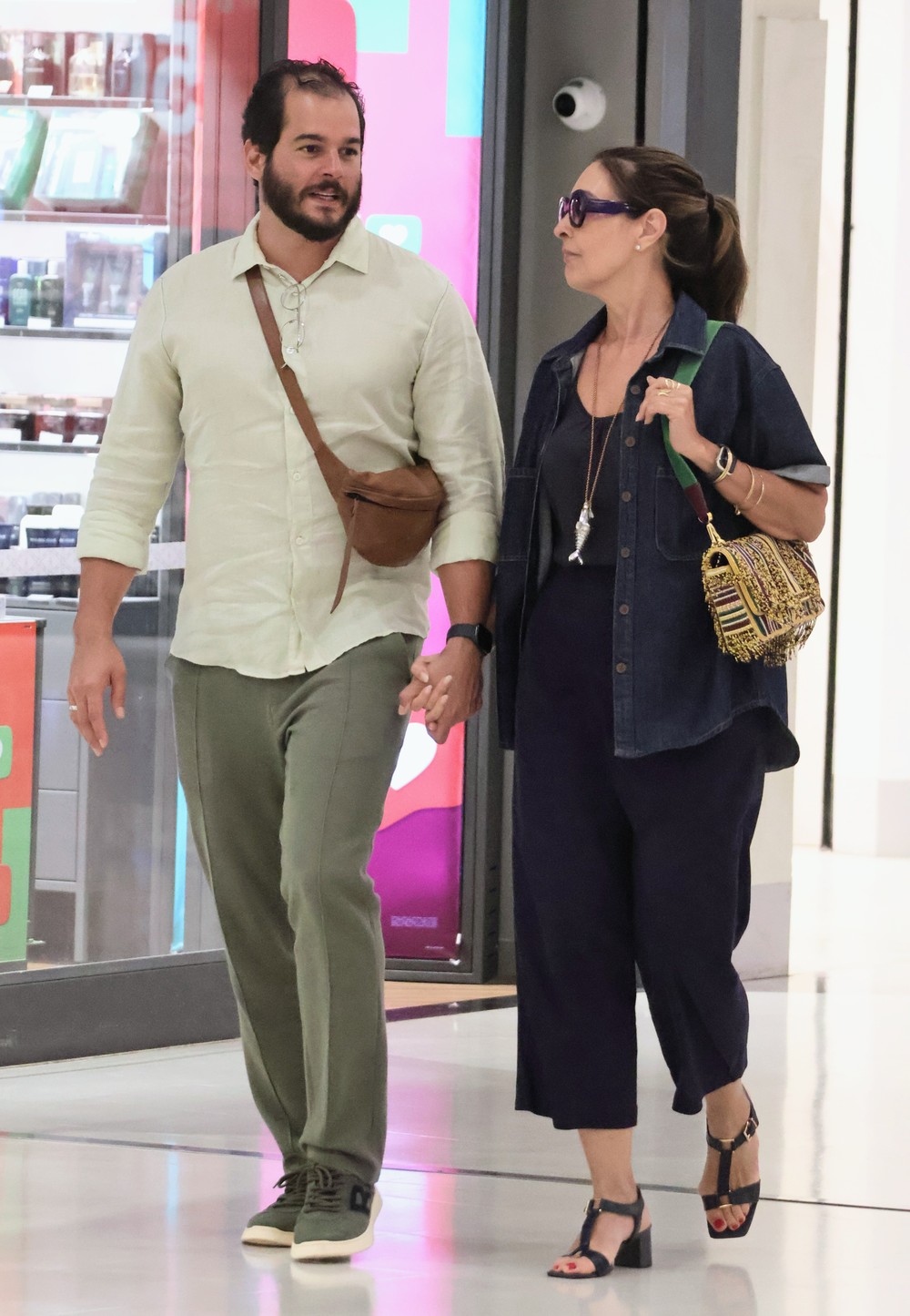 Fátima Bernardes e Túlio Gadêlha passeiam abraçadinhos no Rio; fotos