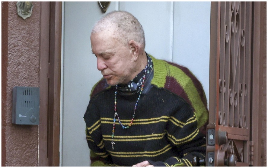 Irreconhecível, Mickey Rourke aparece em meio ao aviso de despejo por ...
