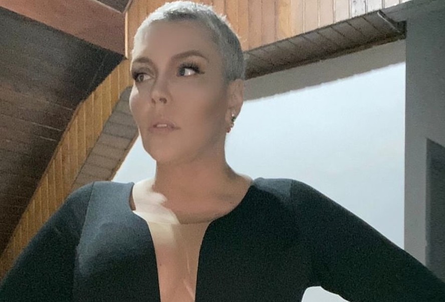 Simony faz post reflexivo após fase final do tratamento de câncer: 'Um dia de cada vez'