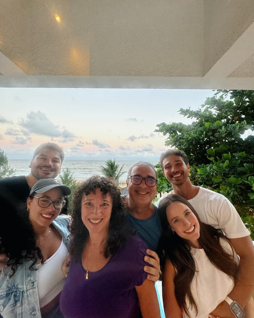 André Luiz Frambach e Larissa Manoela aproveitam passeio com a família ...