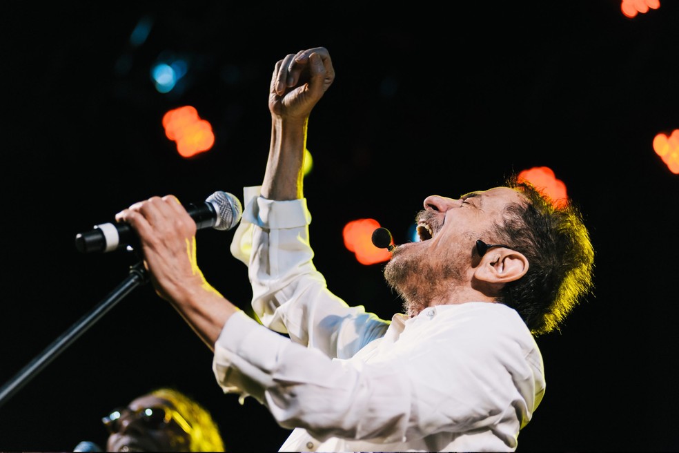 Tom Zé recebe alta hospitalar após 20 dias internado