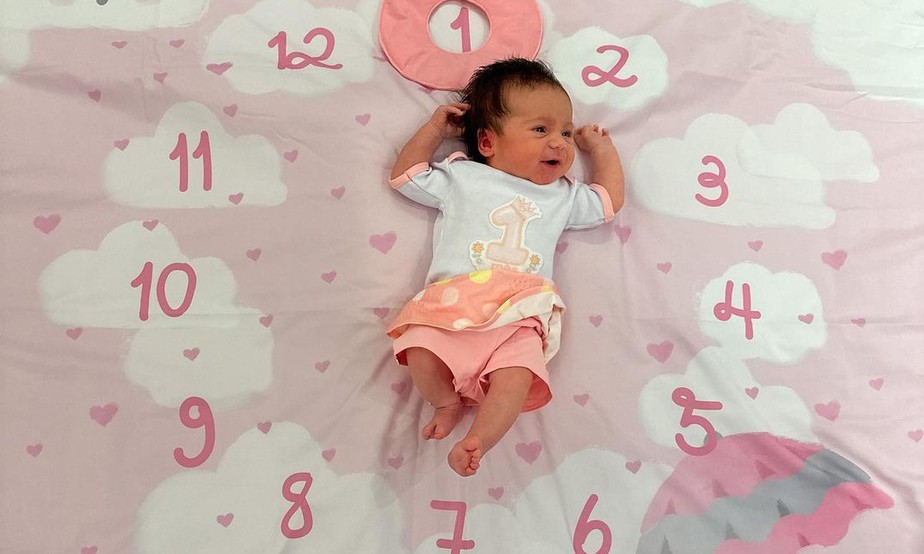 Lua, filha de Viih Tube e Eliezer, posa em nova foto de mesversário