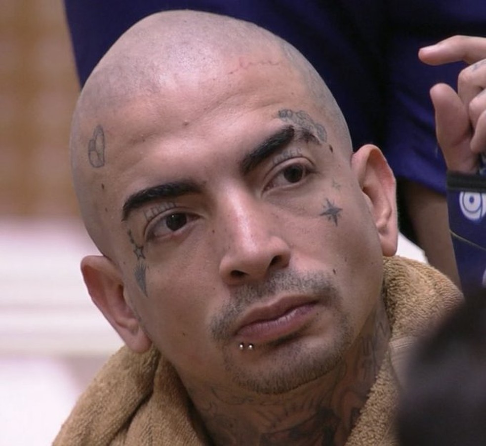 BBB 23: Guimê raspa a cabeça com ajuda de brothers; vídeo