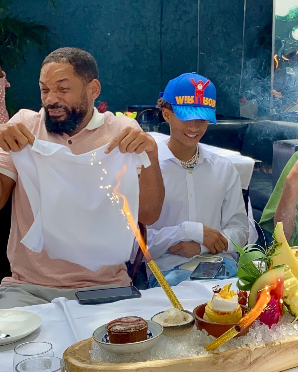 Will Smith se atrapalha com vela no aniversário do filho: 'Incendiando ...