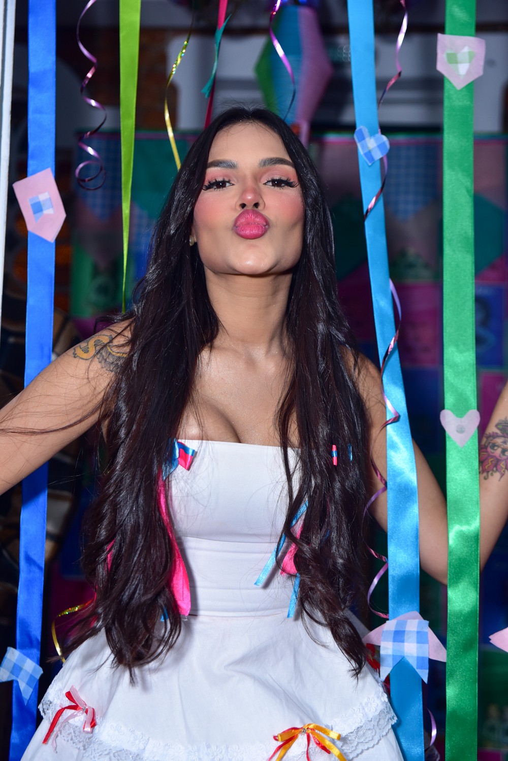 Flay se veste de noiva para festa julina