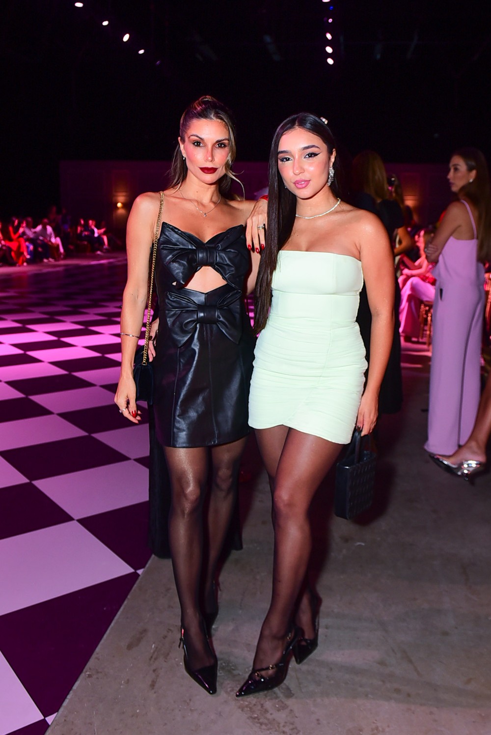 Camila Queiroz enfrenta maior passarela da carreira com famosos na ...