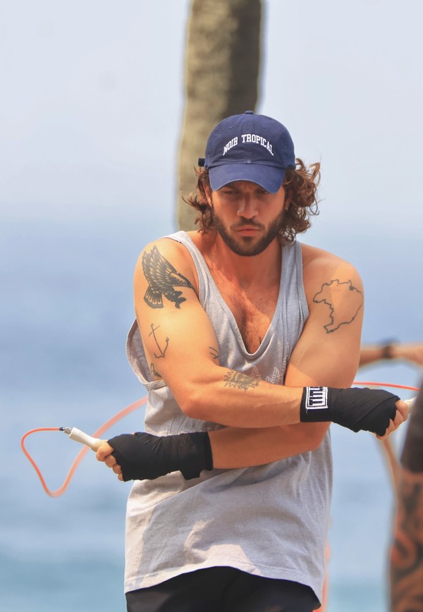 De corda a boxe, Chay Suede treina pesado em domingo de praia no Rio de ...